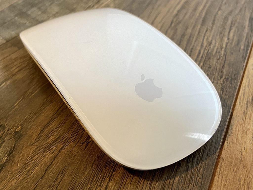 【アップル社の人気アイテム】マジックマウスのレビュー！色により値段が違う理由。Magic Mouseの性能や特徴をチェック! | えらぶライフ